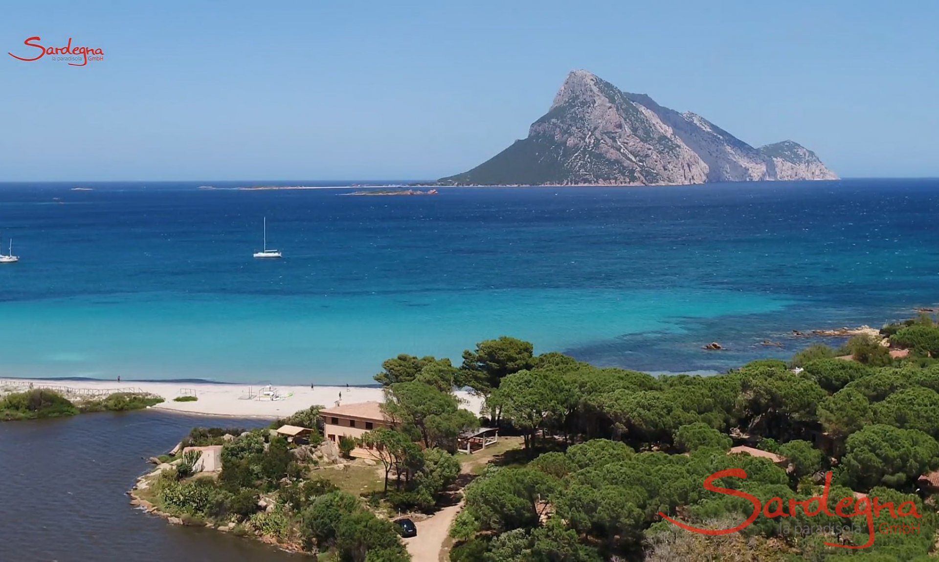 Porto Taverna - mit Blick auf die Insel Tavolara | sardinien.de